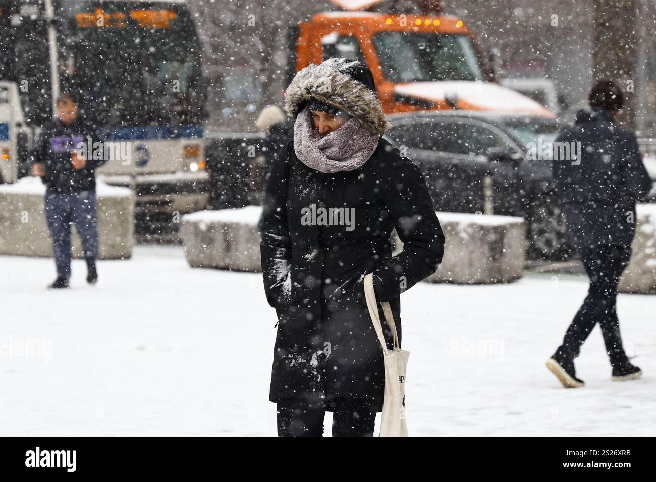 People trudge through Union Square Park as snow falls heavily in New ...