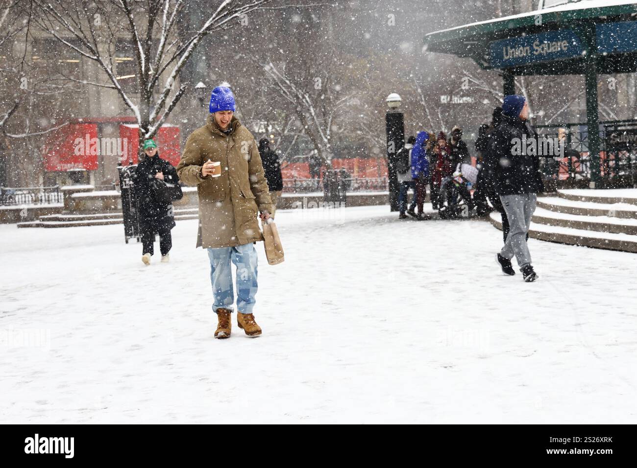 People trudge through Union Square Park as snow falls heavily in New ...