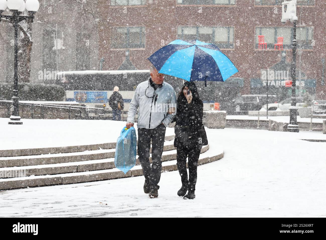 People trudge through Union Square Park as snow falls heavily in New ...
