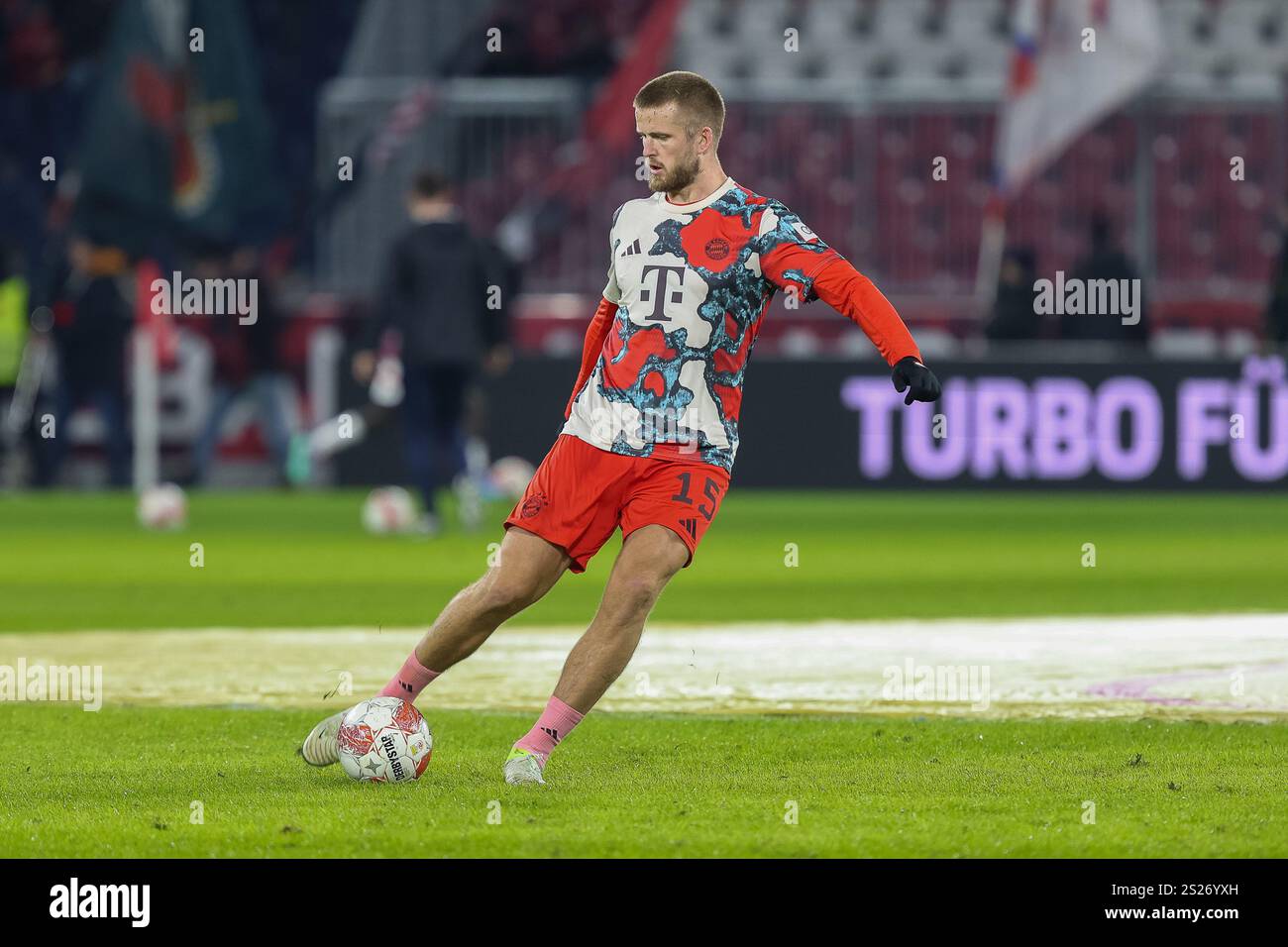 Eric Dier (FC Bayern Muenchen, #15) beim Aufwaermen, AUT, FC Red Bull ...