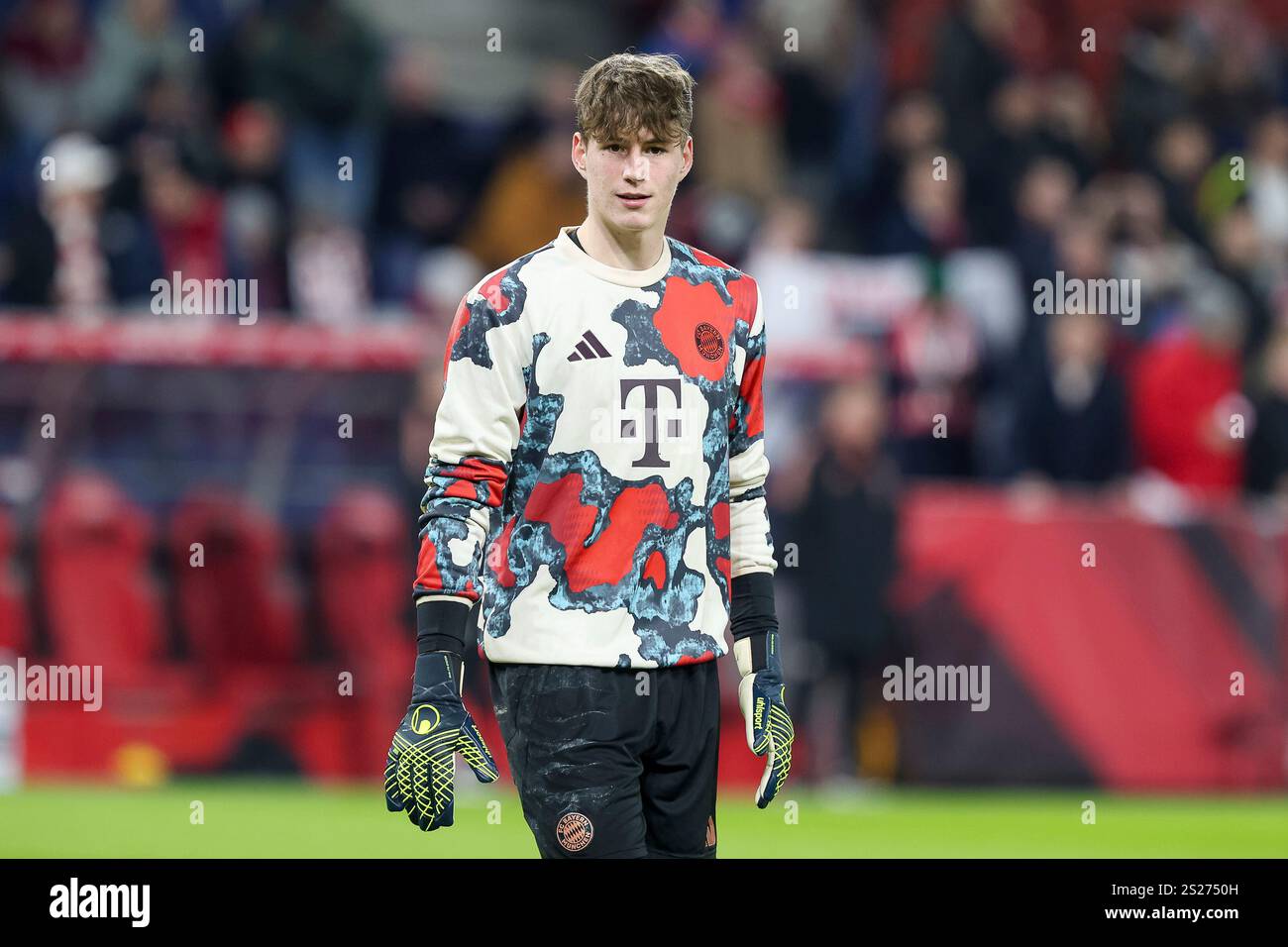 Max Schmitt (FC Bayern Muenchen, #35) beim Aufwaermen, AUT, FC Red Bull Salzburg vs FC Bayern ...