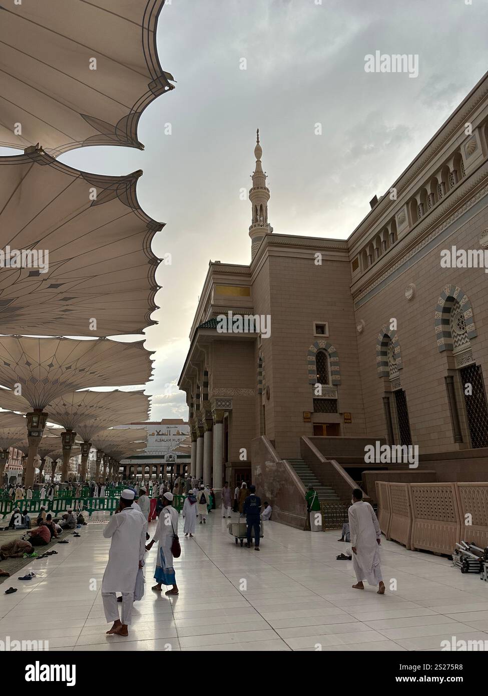 Medina Saudi Arabia - Jan 1 2025: Prophet Mohammed Mosque - Al Masjid ...