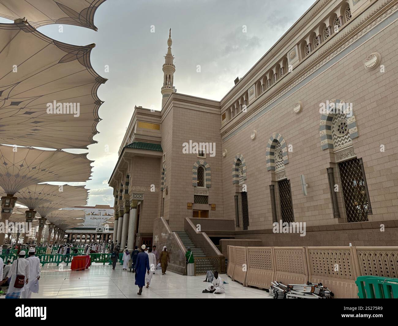 Medina Saudi Arabia - Jan 1 2025: Prophet Mohammed Mosque - Al Masjid ...