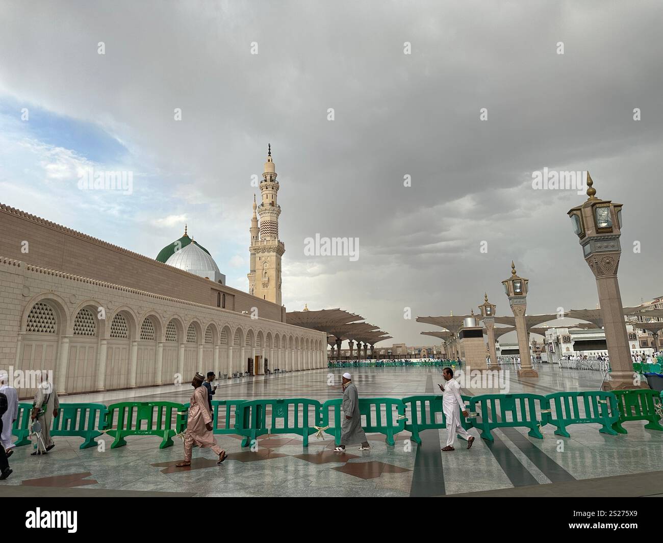 Medina Saudi Arabia - Jan 1 2025: Prophet Mohammed Mosque - Al Masjid ...