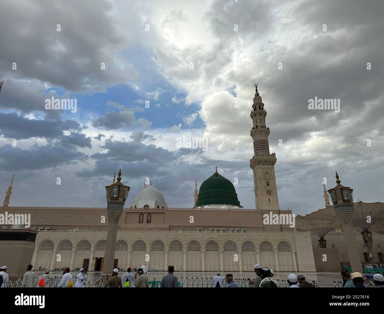 Medina Saudi Arabia - Jan 1 2025: Prophet Mohammed Mosque - Al Masjid ...
