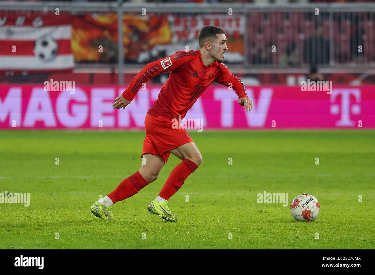 Arijon Ibrahimovic (FC Bayern Muenchen, #20) mit Ball, AUT, FC Red Bull ...