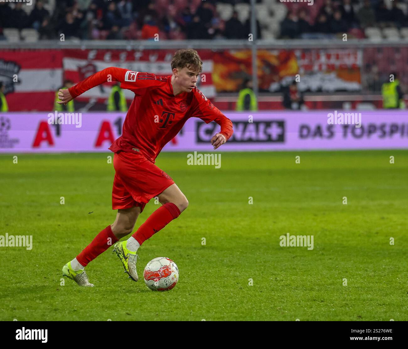 Jonathan Asp-Jensen (FC Bayern Muenchen, #37) mit Ball, AUT, FC Red ...