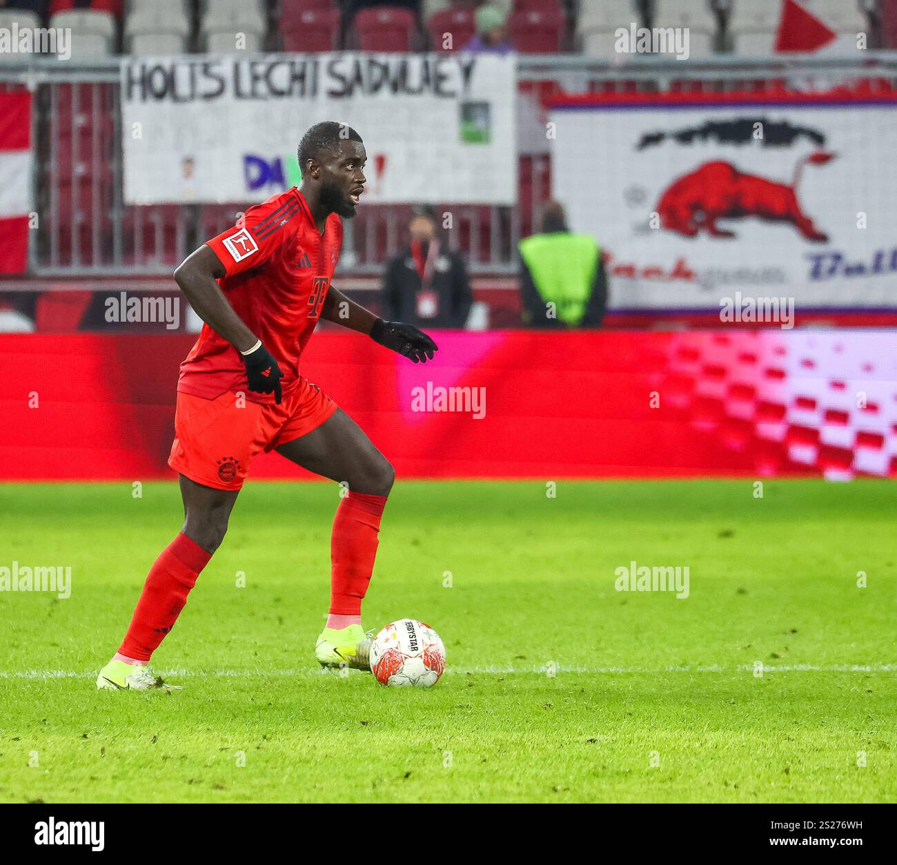 Dayot Upamecano (FC Bayern Muenchen, #02) mit Ball, AUT, FC Red Bull ...