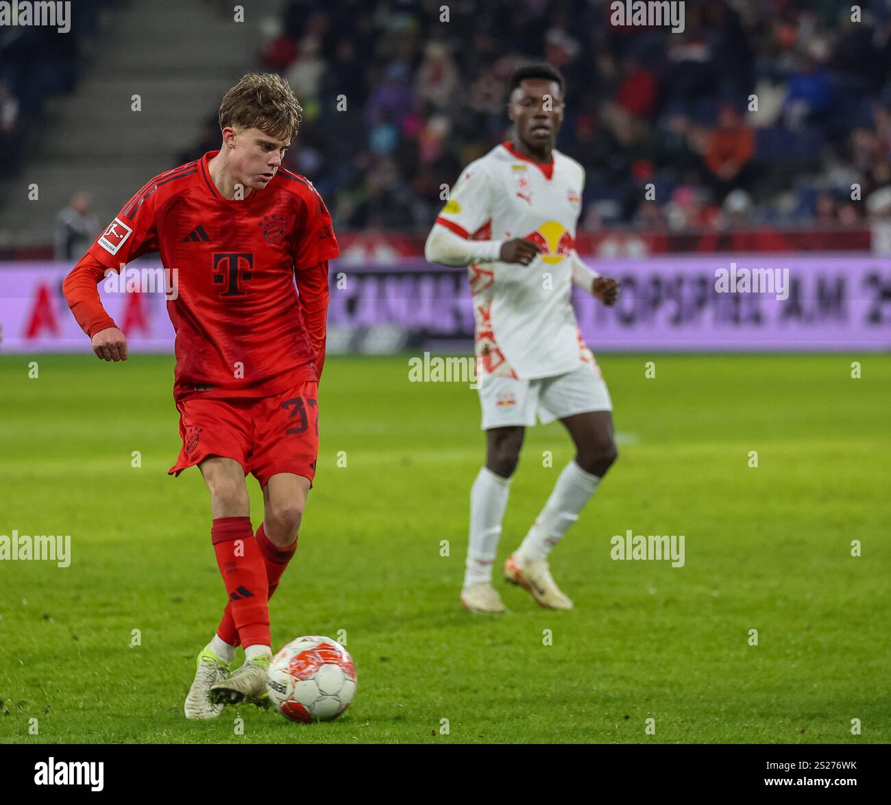 Jonathan Asp-Jensen (FC Bayern Muenchen, #37) mit Ball, AUT, FC Red ...