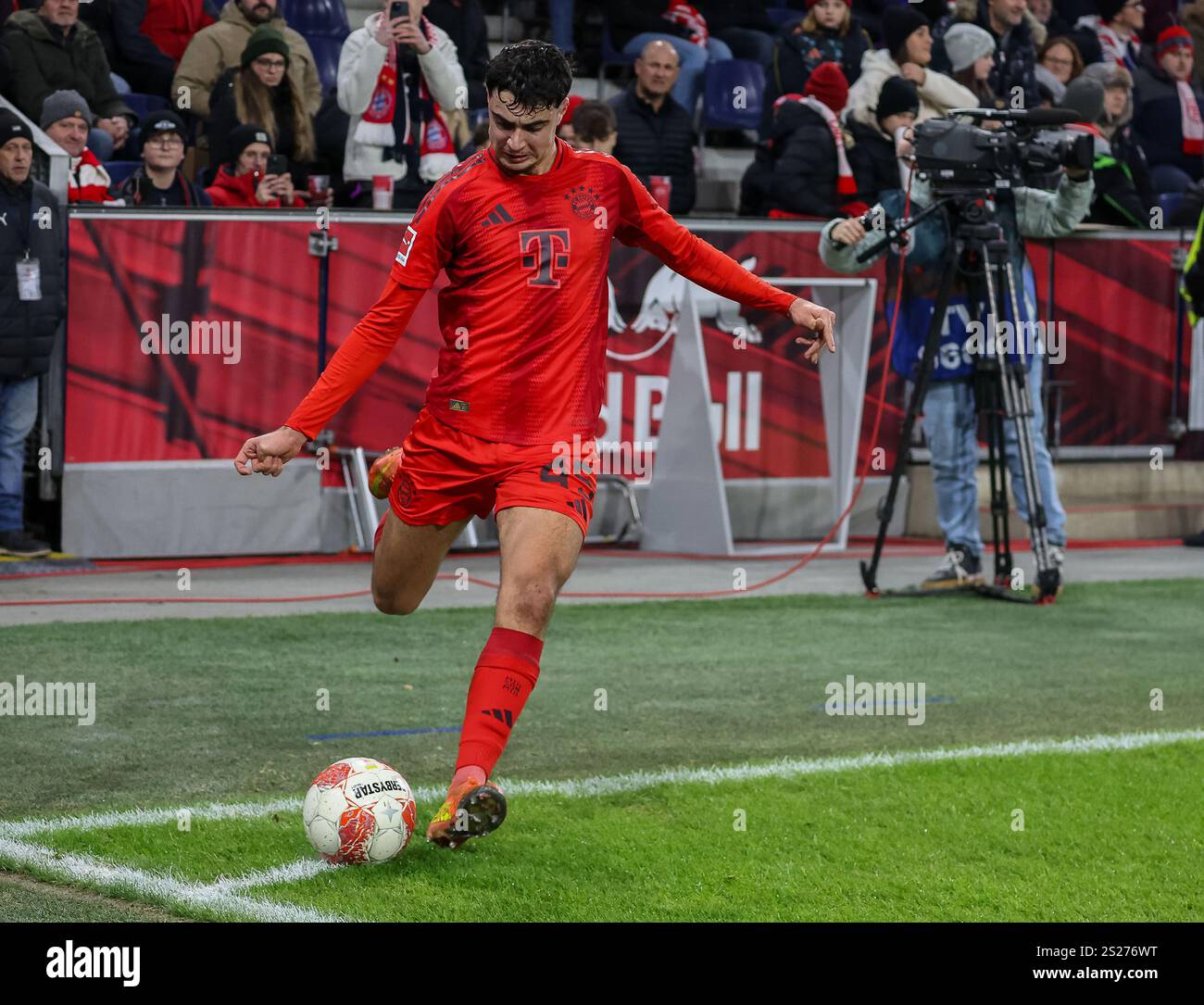 Aleksandar Pavlovic (FC Bayern Muenchen, #45) bei einer Ecke, AUT, FC Red Bull Salzburg vs FC ...