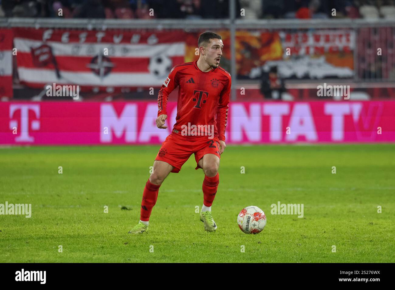 Arijon Ibrahimovic (FC Bayern Muenchen, #20) mit Ball, AUT, FC Red Bull ...
