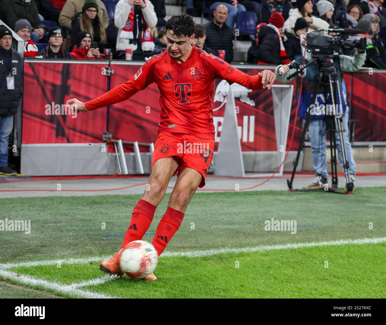 Aleksandar Pavlovic (FC Bayern Muenchen, #45) bei einer Ecke, AUT, FC ...