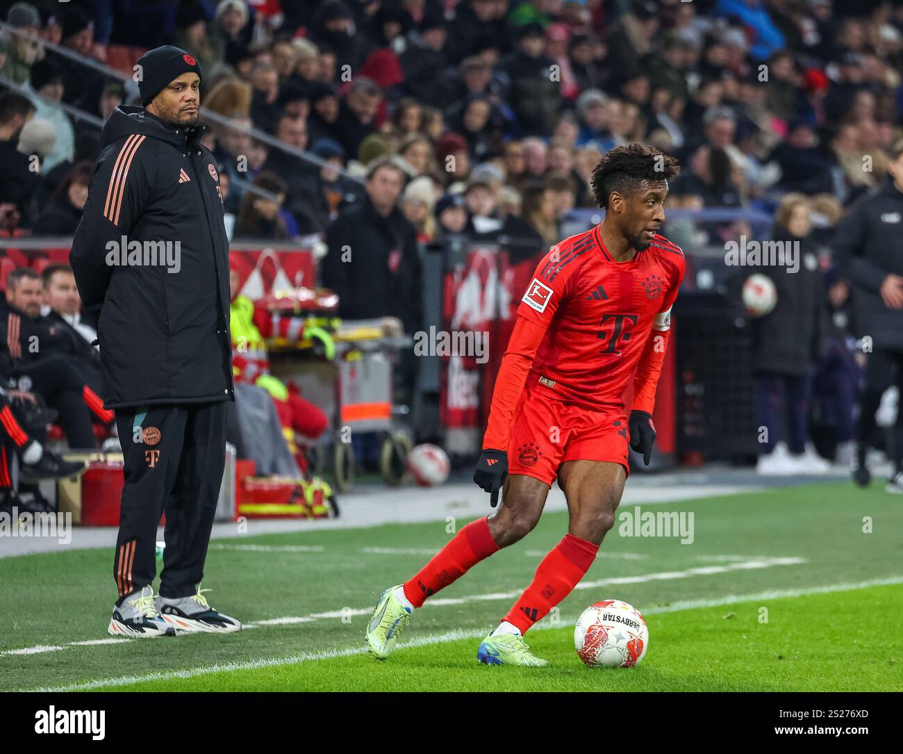 Kingsley Coman (FC Bayern Muenchen, #11) mit Ball, mit Vincent Kompany ...