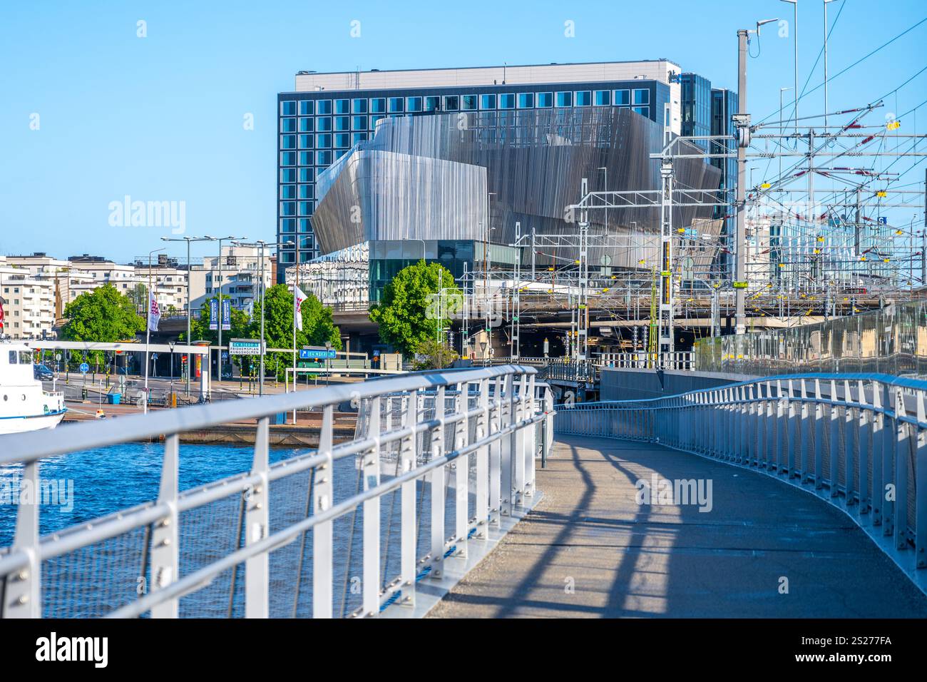 Dockside access hi-res stock photography and images - Alamy