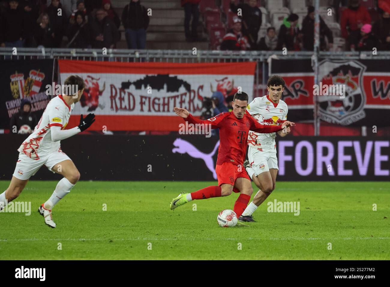 Arijon Ibrahimovic (FC Bayern Muenchen, #20) mit Ball, AUT, FC Red Bull ...