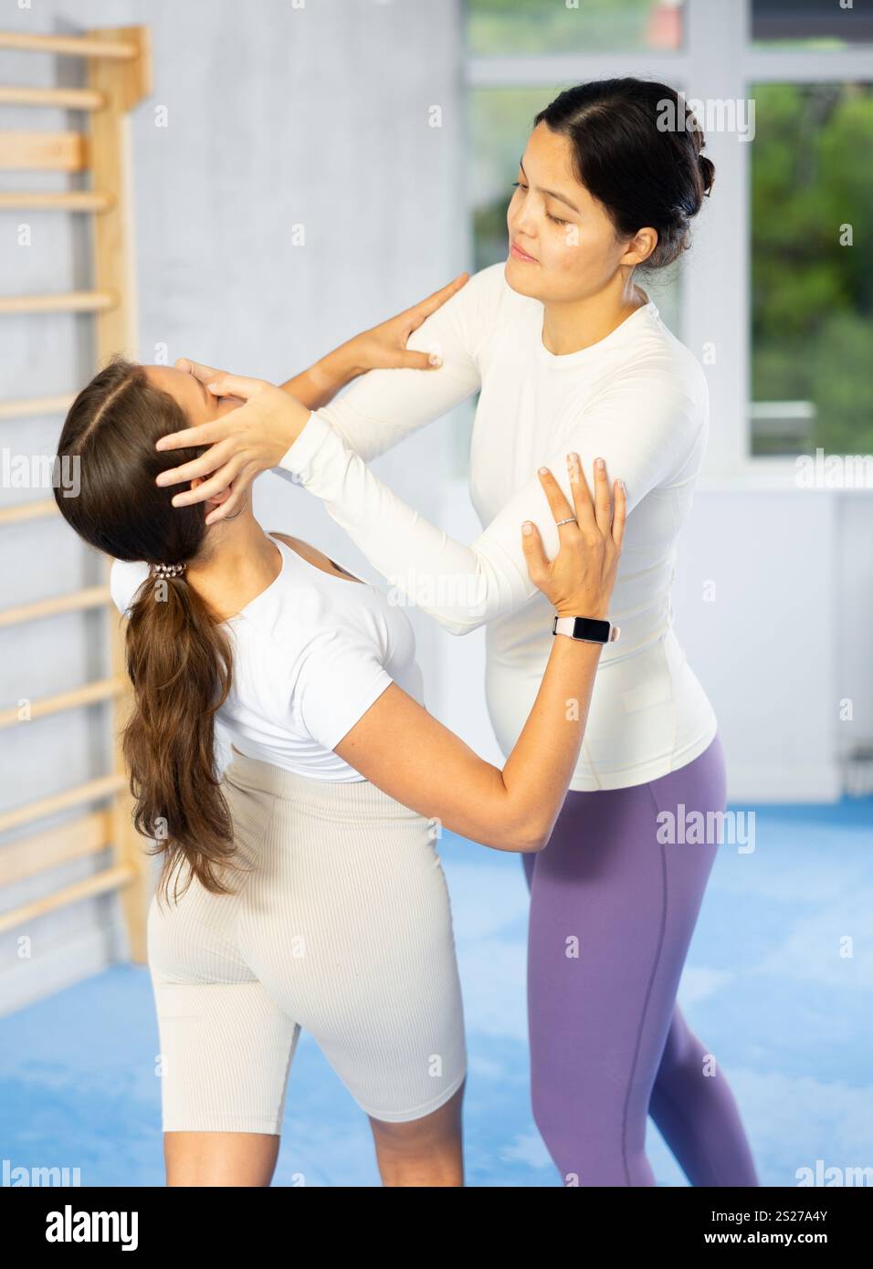 Two young women training self-defense techniques Stock Photo - Alamy