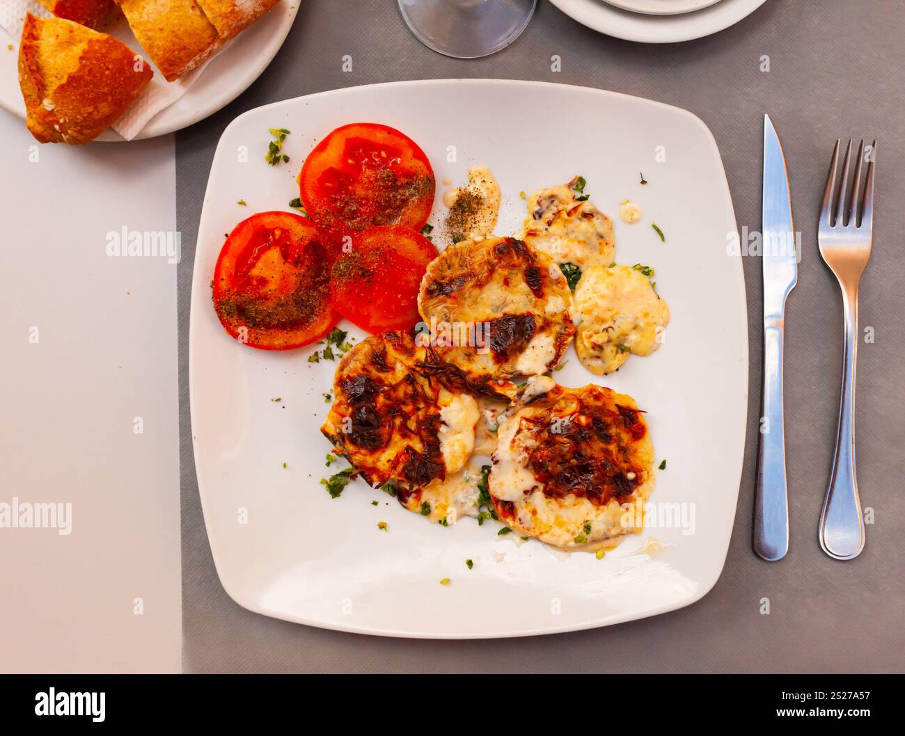 Ocean scallop stuffing on half shell Stock Photo - Alamy