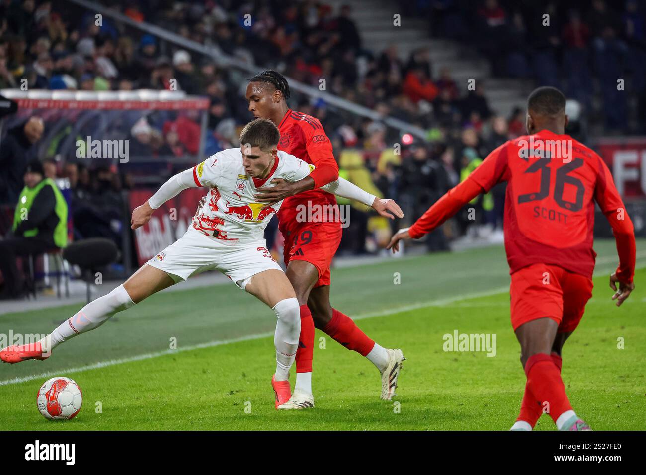 Mathys Tel (FC Bayern Muenchen, #39) im Zweikampf mit Tim Trummer (FC Red Bull Salzburg, #37 ...