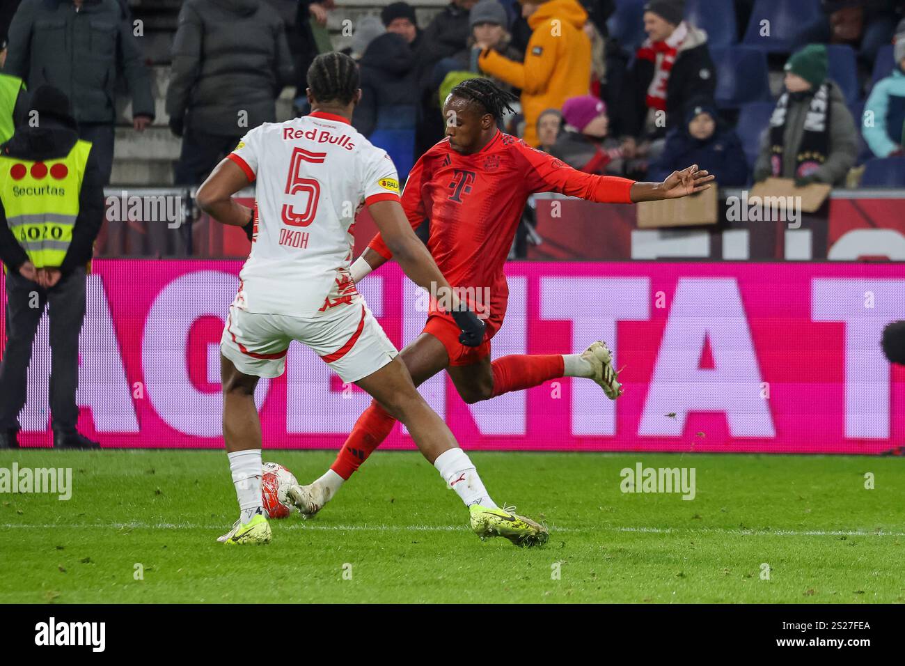 Mathys Tel (FC Bayern Muenchen, #39) mit Bryan Okoh (FC Red Bull Salzburg, #05), AUT, FC Red ...