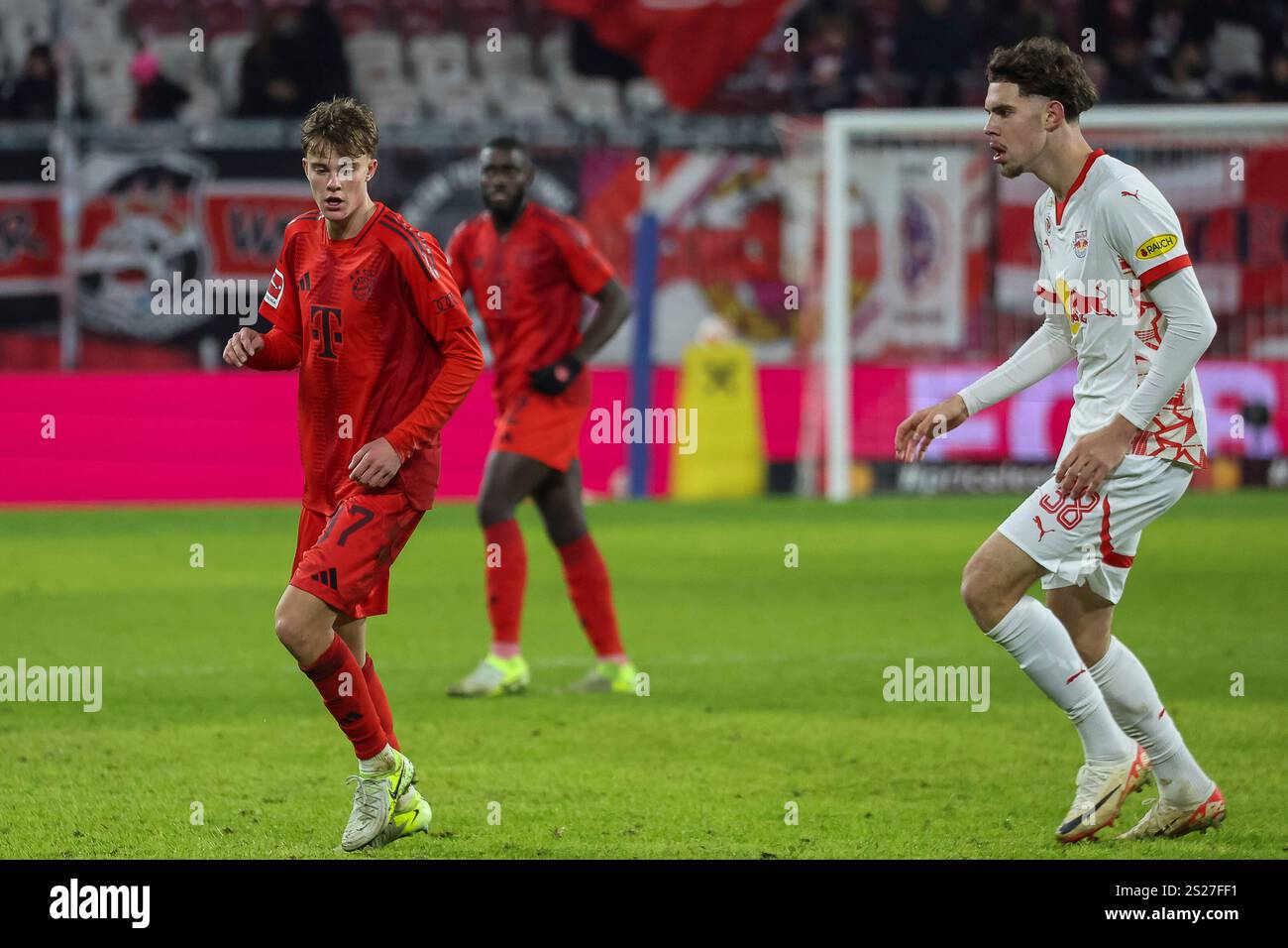 Jonathan Asp-Jensen (FC Bayern Muenchen, #37) mit Tim Paumgartner (FC ...