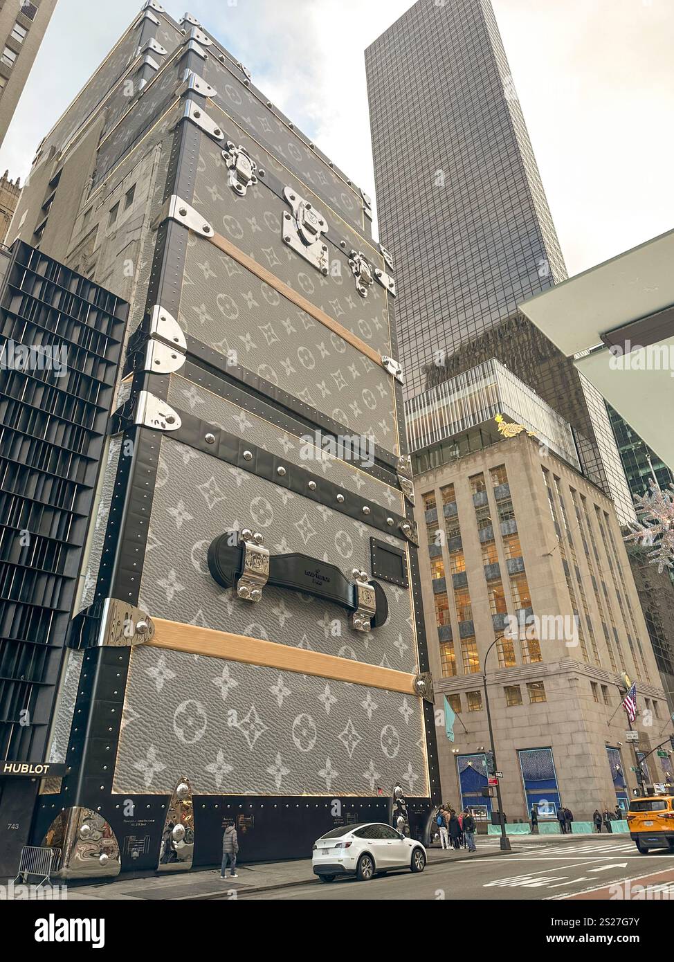 Louis vuitton flagship construction hi-res stock photography and images ...