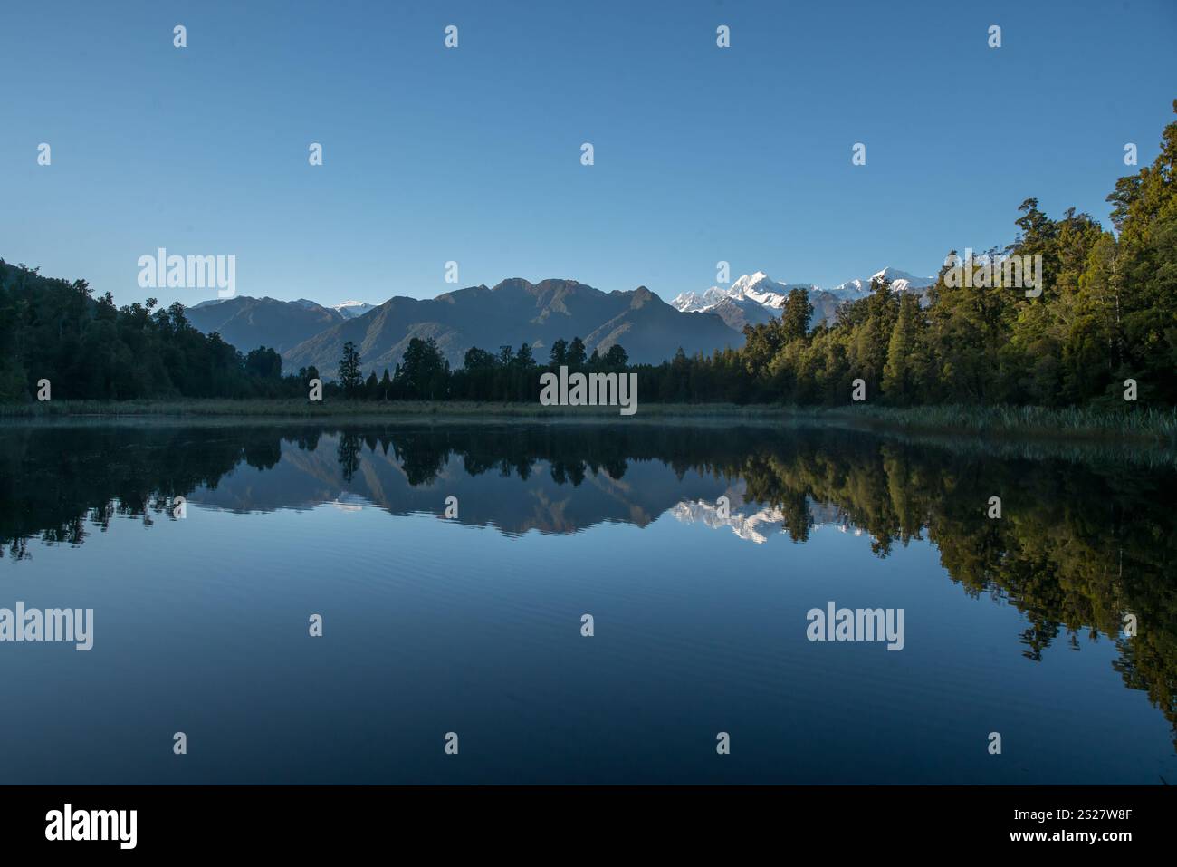 Walking the track around Lake Matheson, Fox Glacier West Coast NZ Stock ...