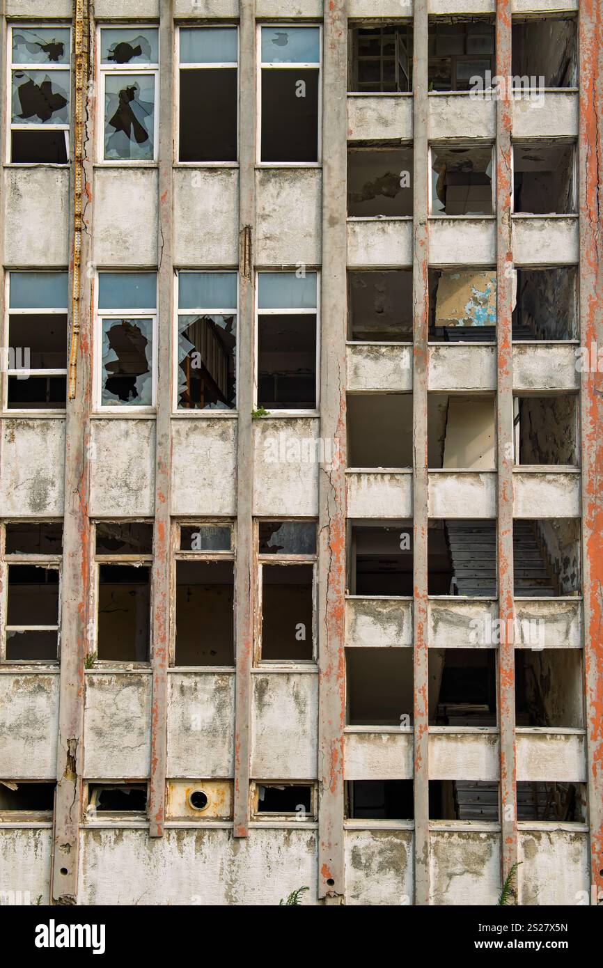 Abandoned building with broken windows Stock Photo - Alamy