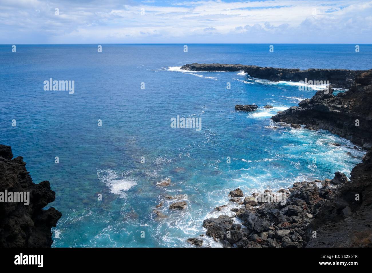 Cliffs and pacific ocean landscape vue from Ana Kakenga cave in Easter ...