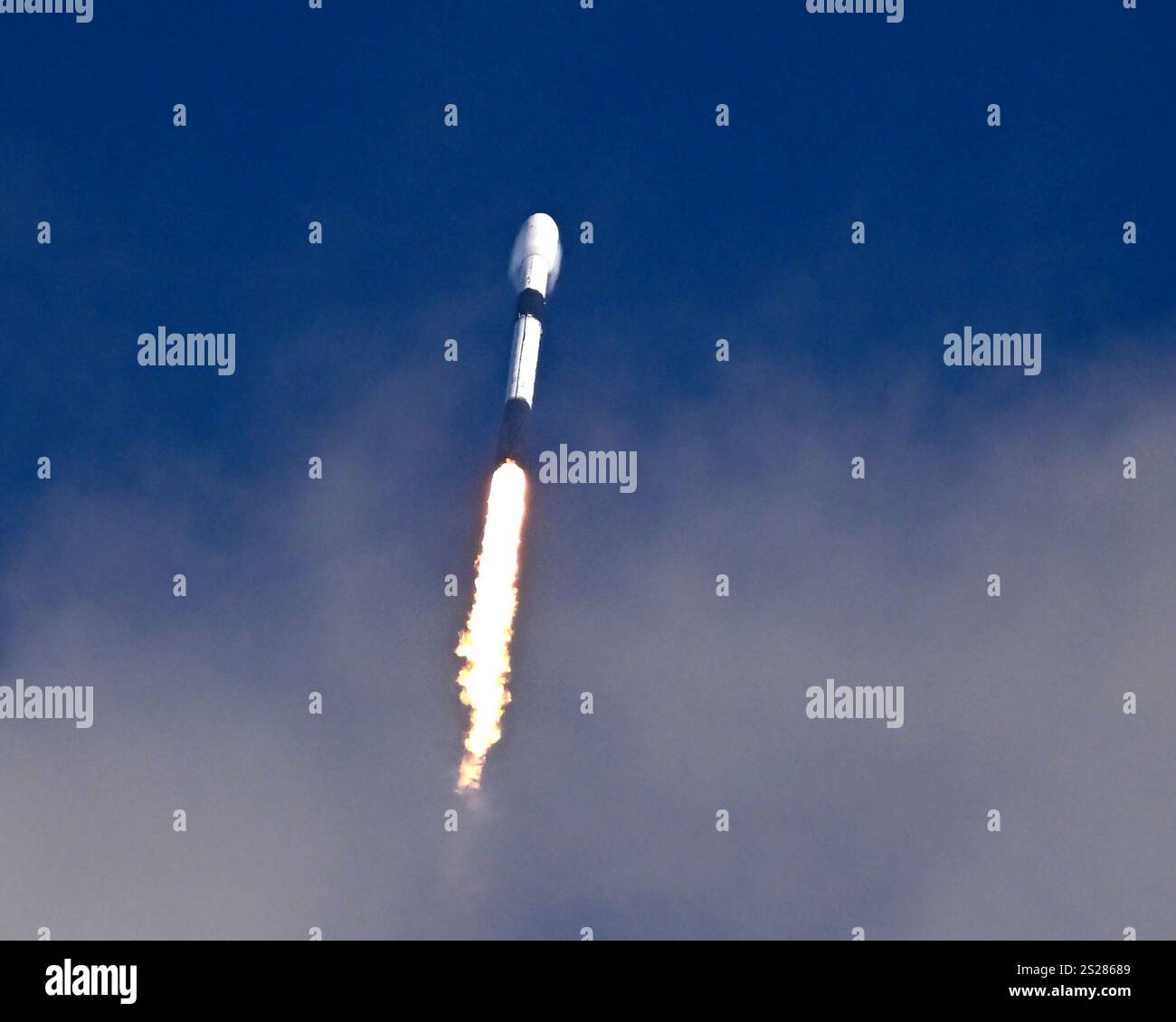 Falcon 9 fairing hi-res stock photography and images - Alamy