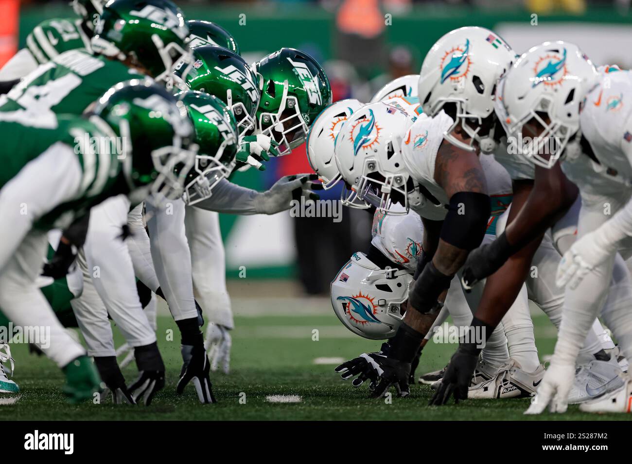 The line of scrimmage between the Miami Dolphins and the New York Jets ...