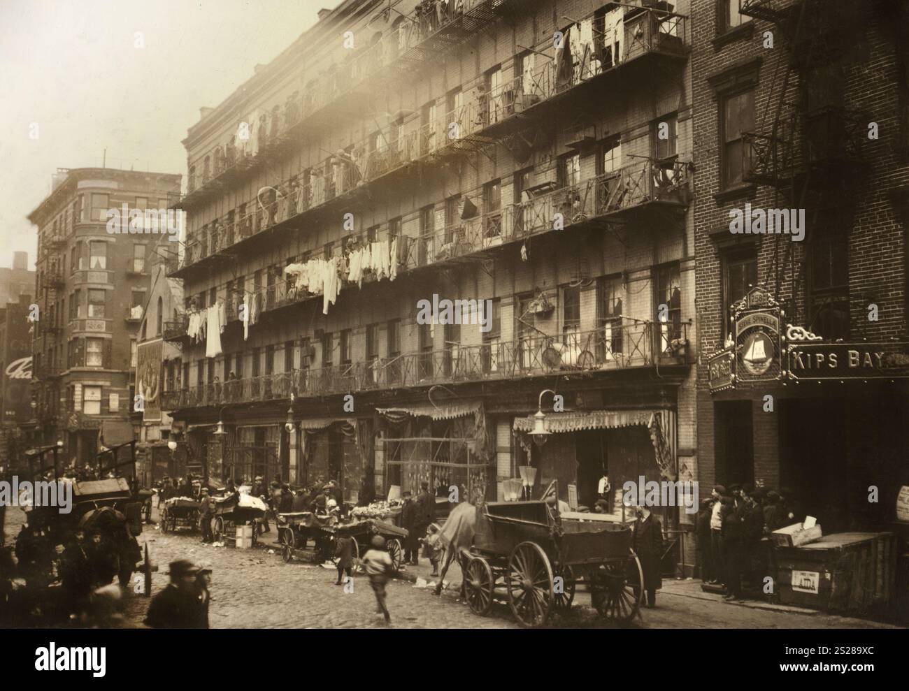 New york city tenement buildings hi-res stock photography and images ...