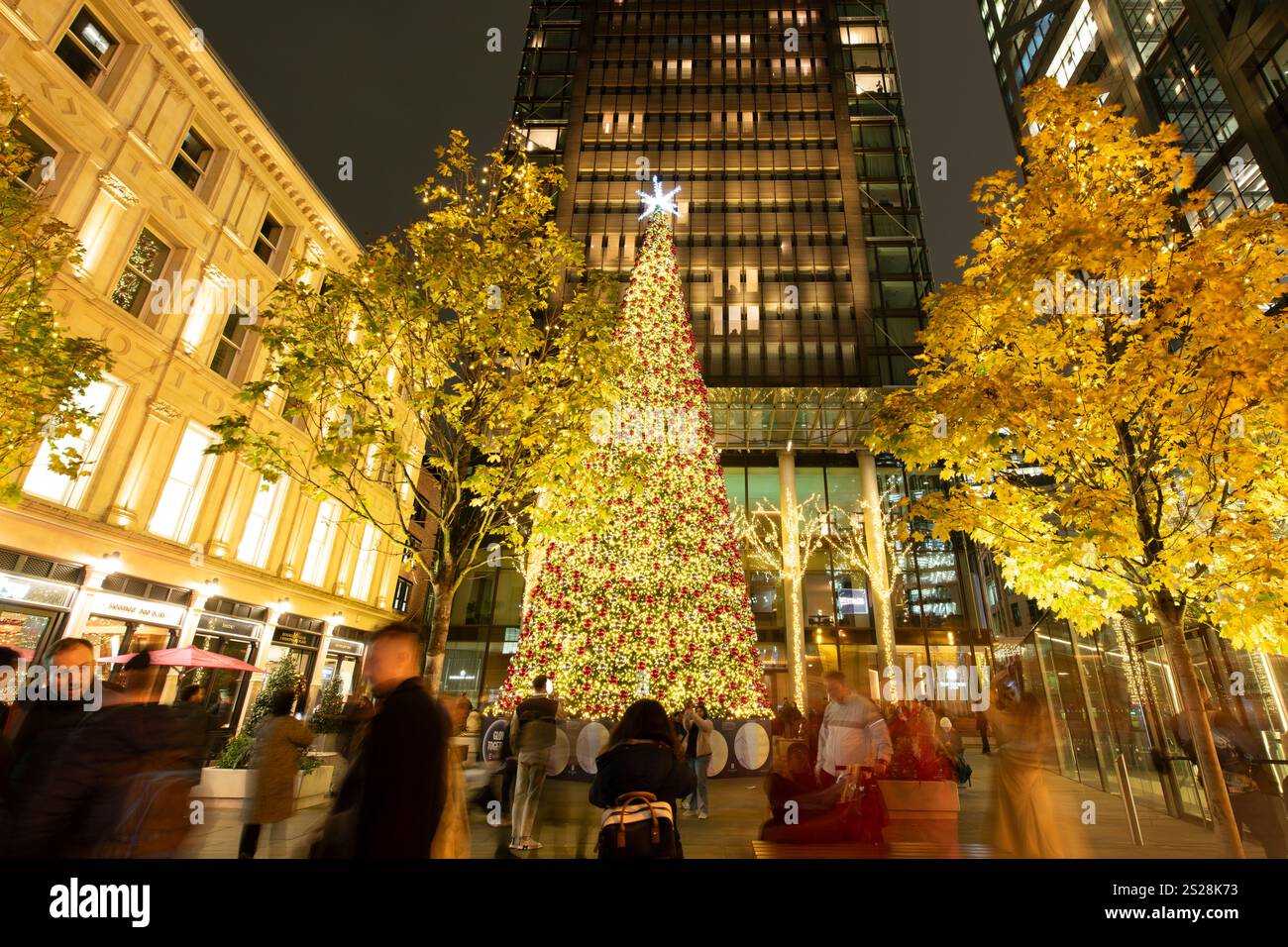 Christmas lights and tree at One Bishopsgate Plaza, Pan Pacific London ...