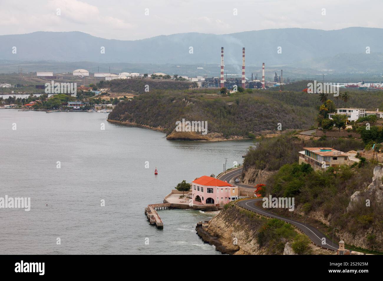 The Refinería de Petroleo Hermanos Díaz, oil refinery in Santiago de ...