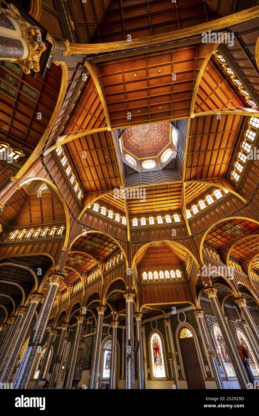 Interior view, Basilica de Nuestra Senora de Los Angeles, Cartago ...