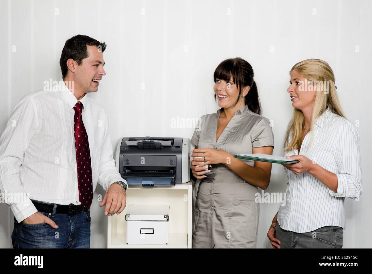 Conversation between several employees in an office Austria Stock Photo ...