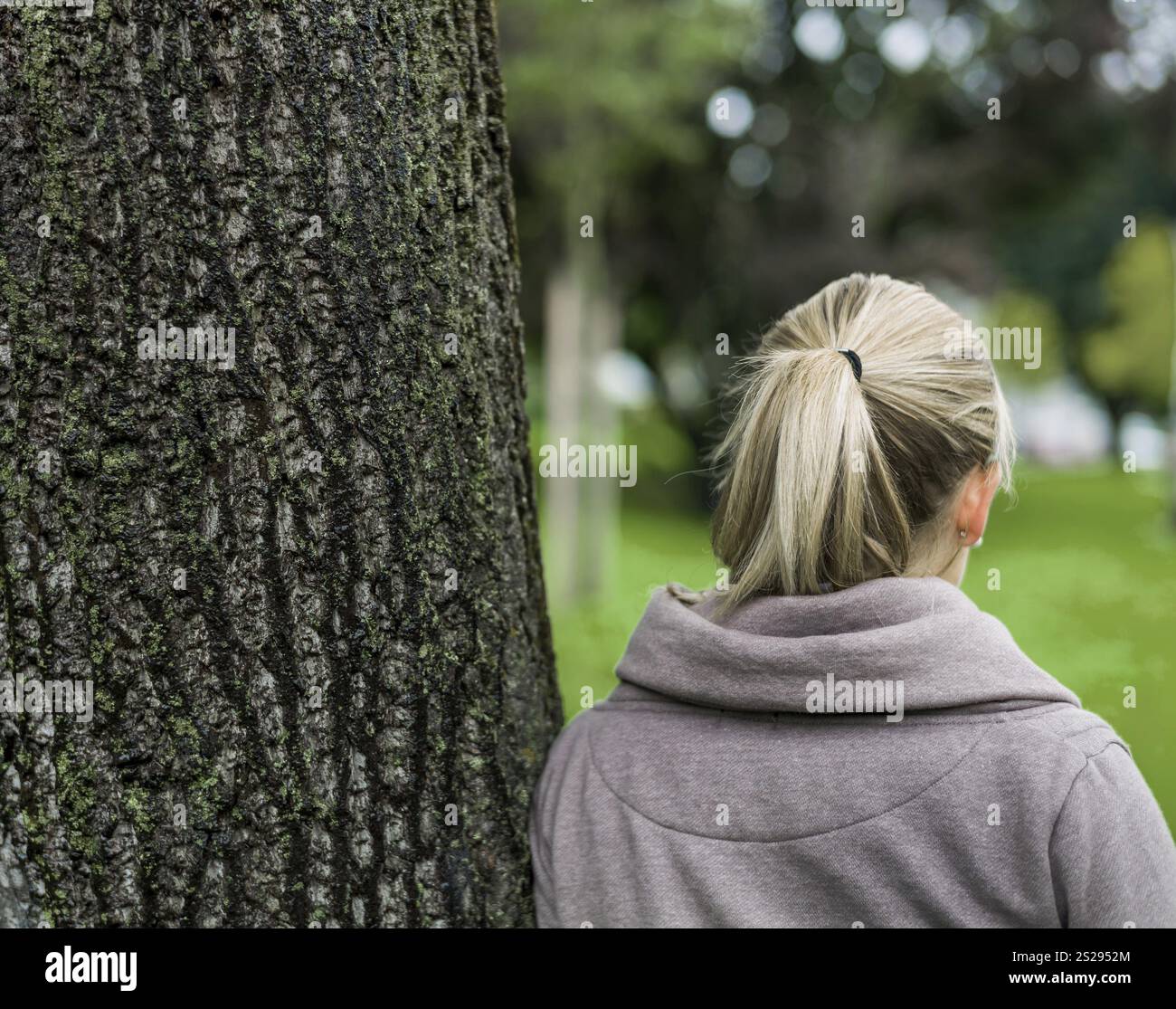 Woman from behind looks hi-res stock photography and images - Alamy