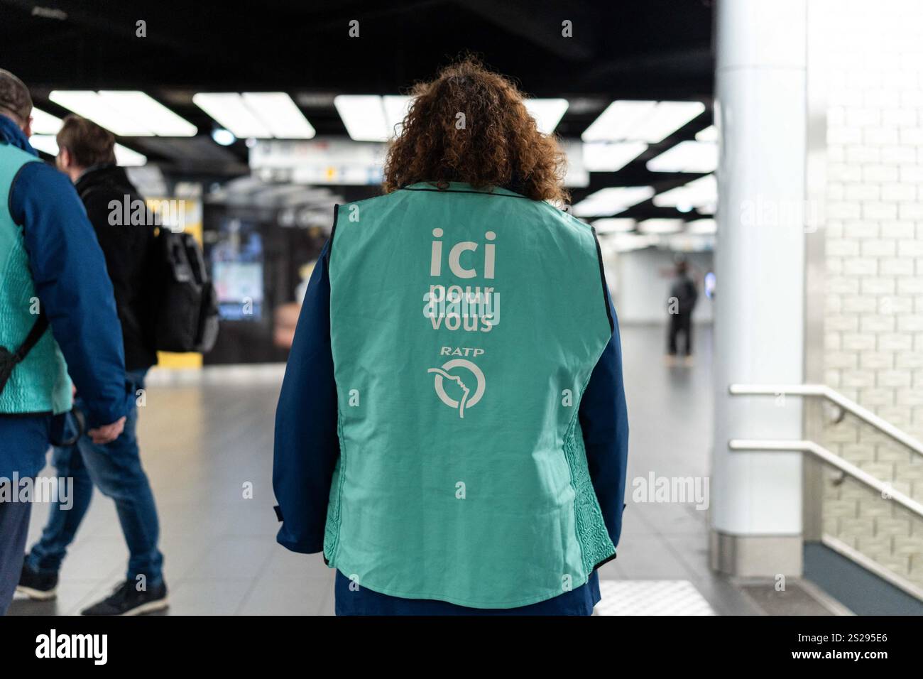 Paris, France. 06th Jan, 2025. Ratp agents to help travelers “Here for you” ("Ici pour vous ...