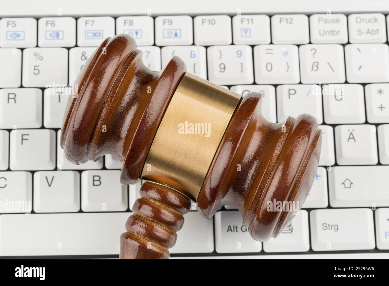 Judge's hammer on computer keyboard, symbolic photo for e-commerce and ...