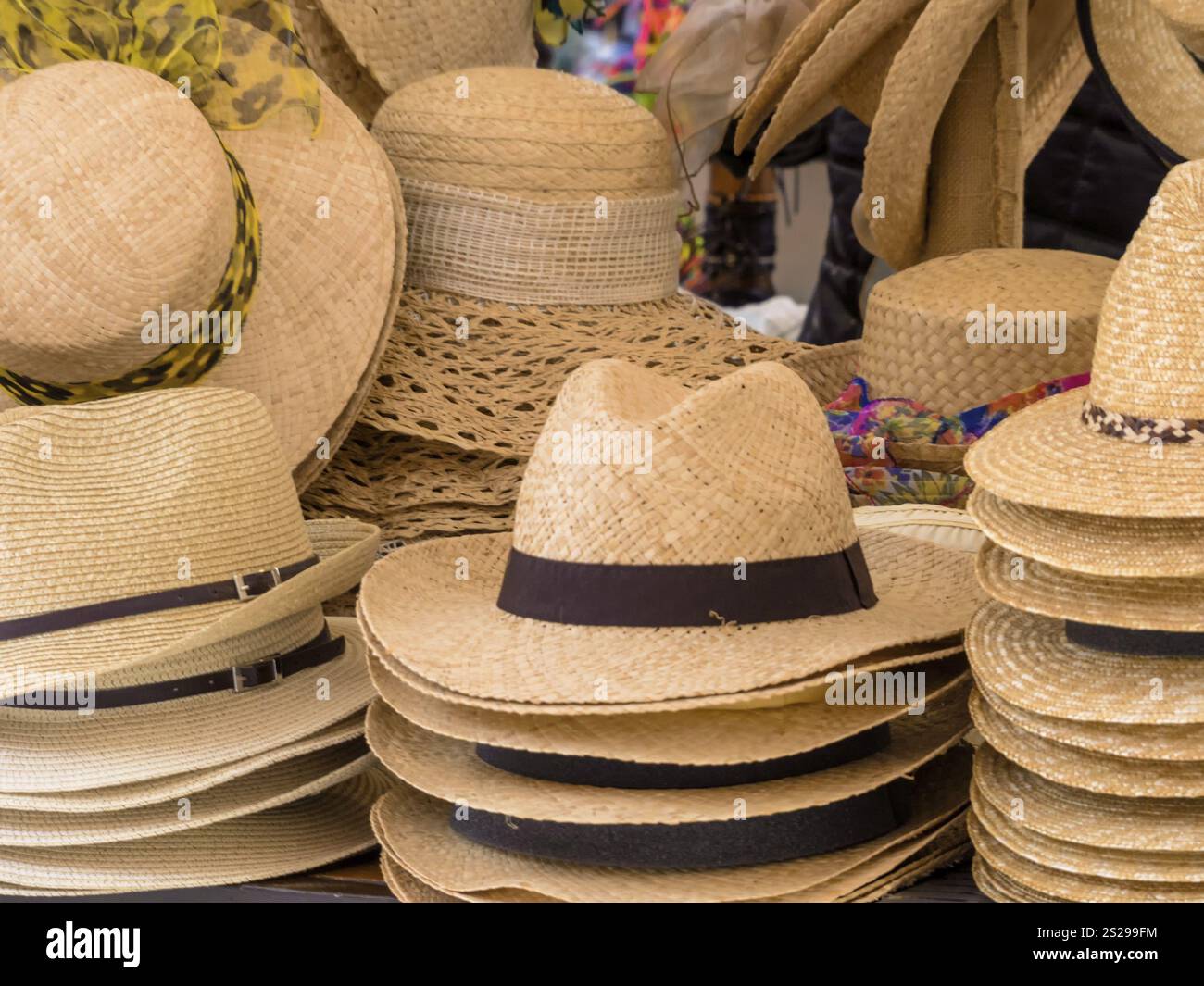 Selection of straw hats, symbolic photo for summer fashion, selection ...