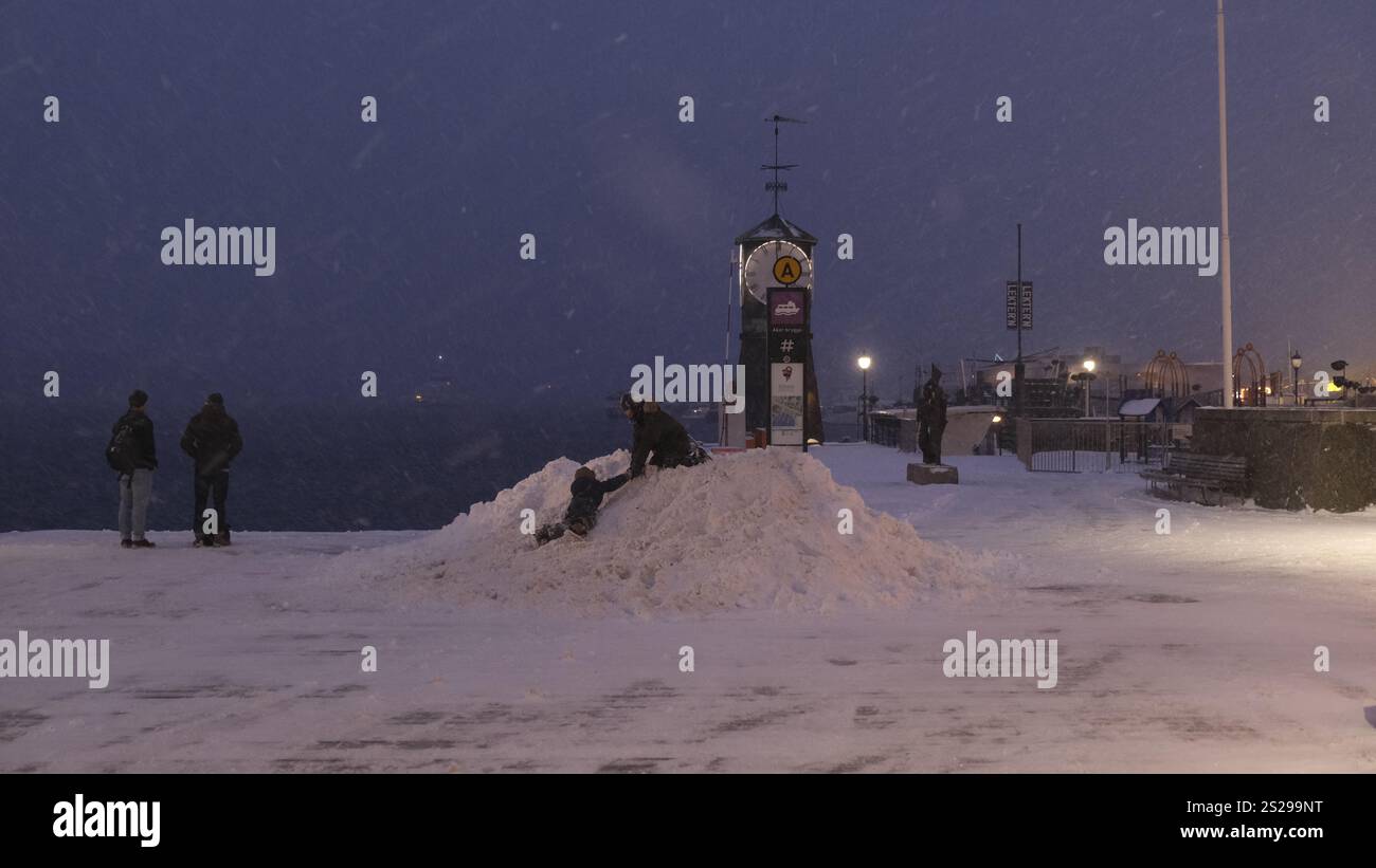 Oslo, Norway. 6th Jan, 2025. People are seen on a street in the snow in ...