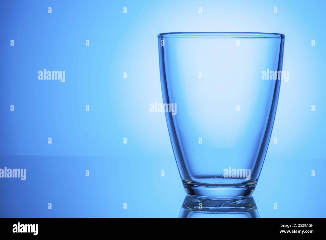 Empty frame stands hi-res stock photography and images - Alamy