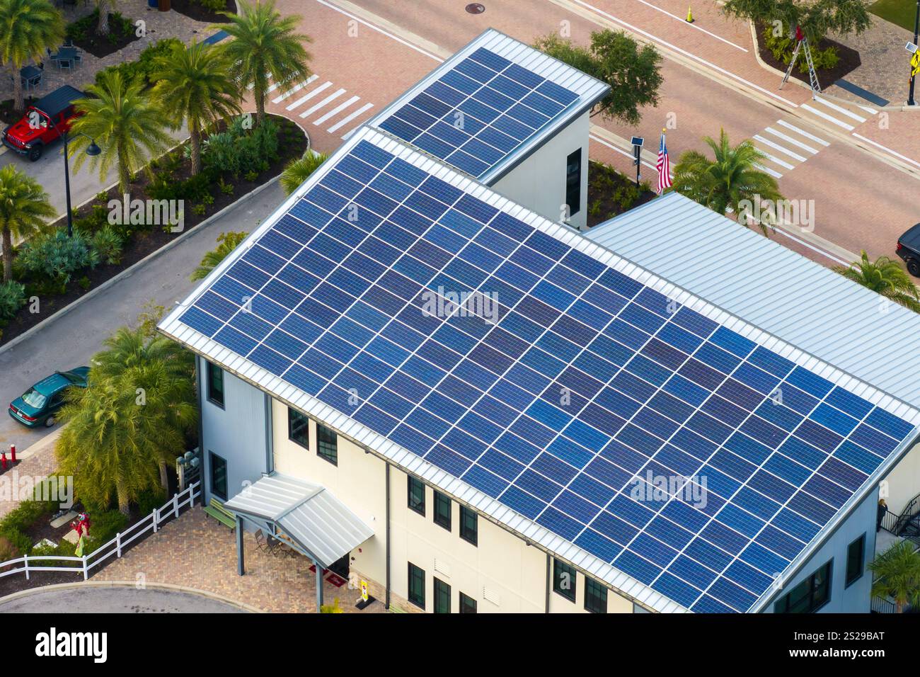 Solar photovoltaic panels installed on top of Florida office building ...
