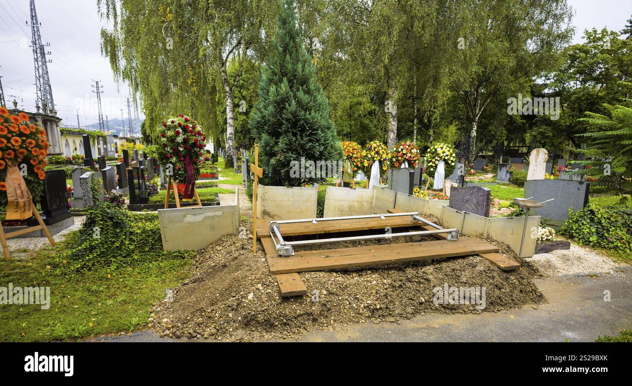 Open coffin empty hi-res stock photography and images - Alamy