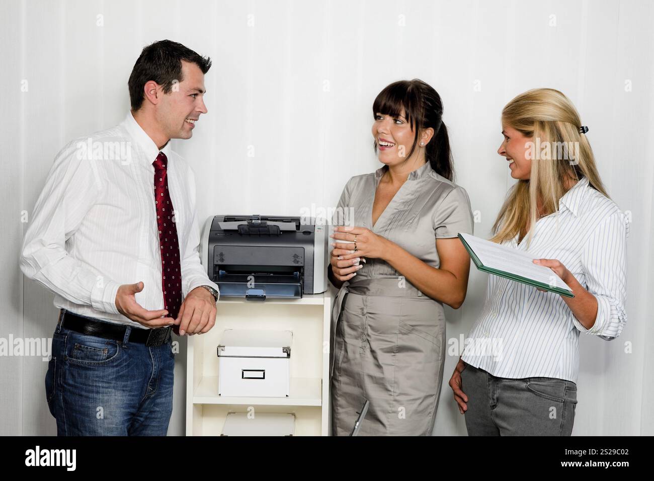 Conversation between several employees in an office Stock Photo - Alamy