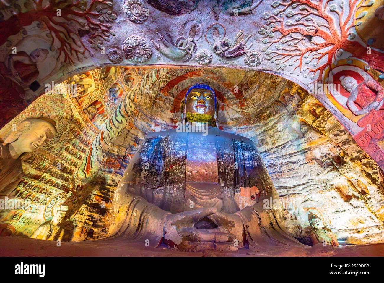 Giant Buddha statue at Yungang Grottoes in Datong, Shanxi Stock Photo ...