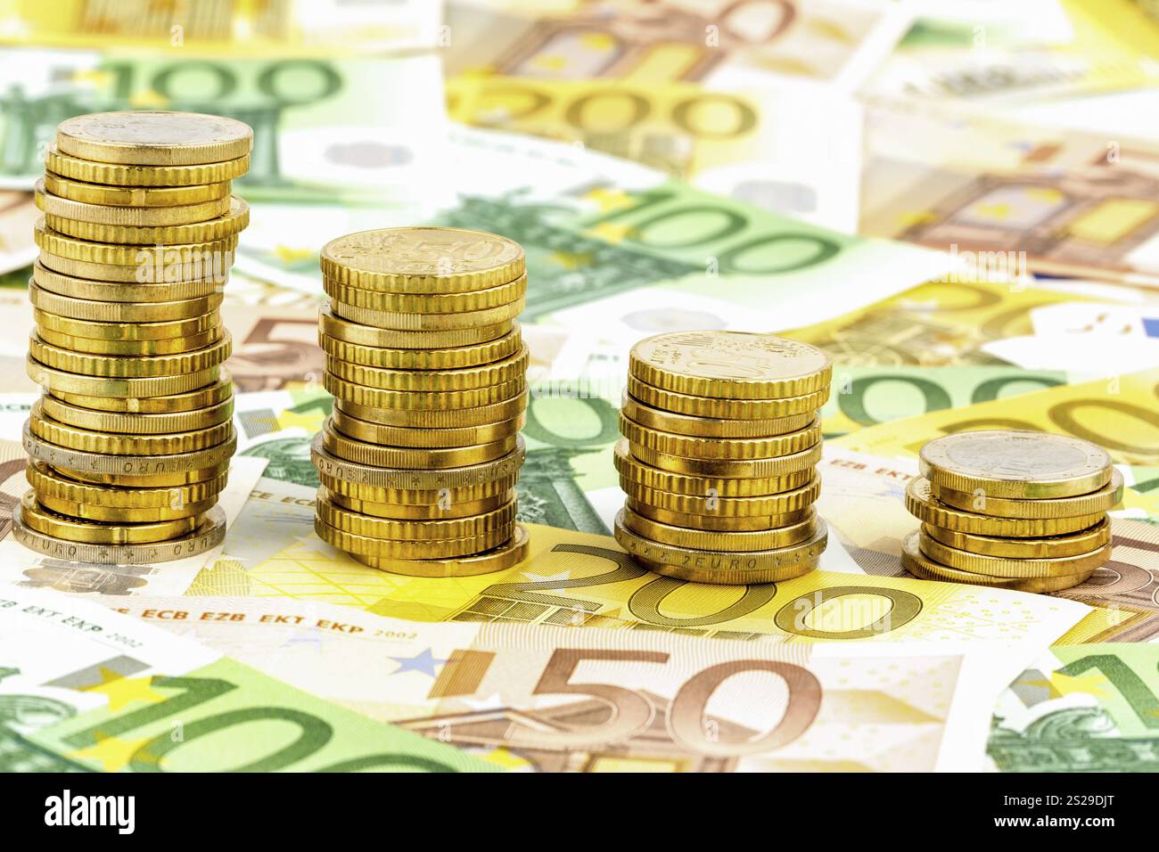Stack of coins, falling curve, symbolic photo for falling interest ...
