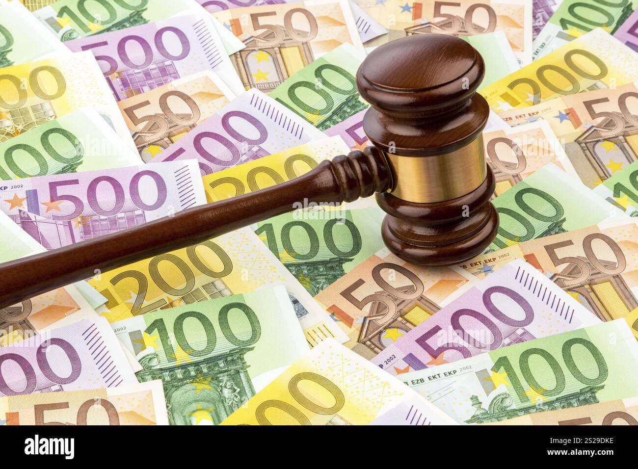Judge's gavel and euro banknotes. Symbol photo for costs in court, rule ...