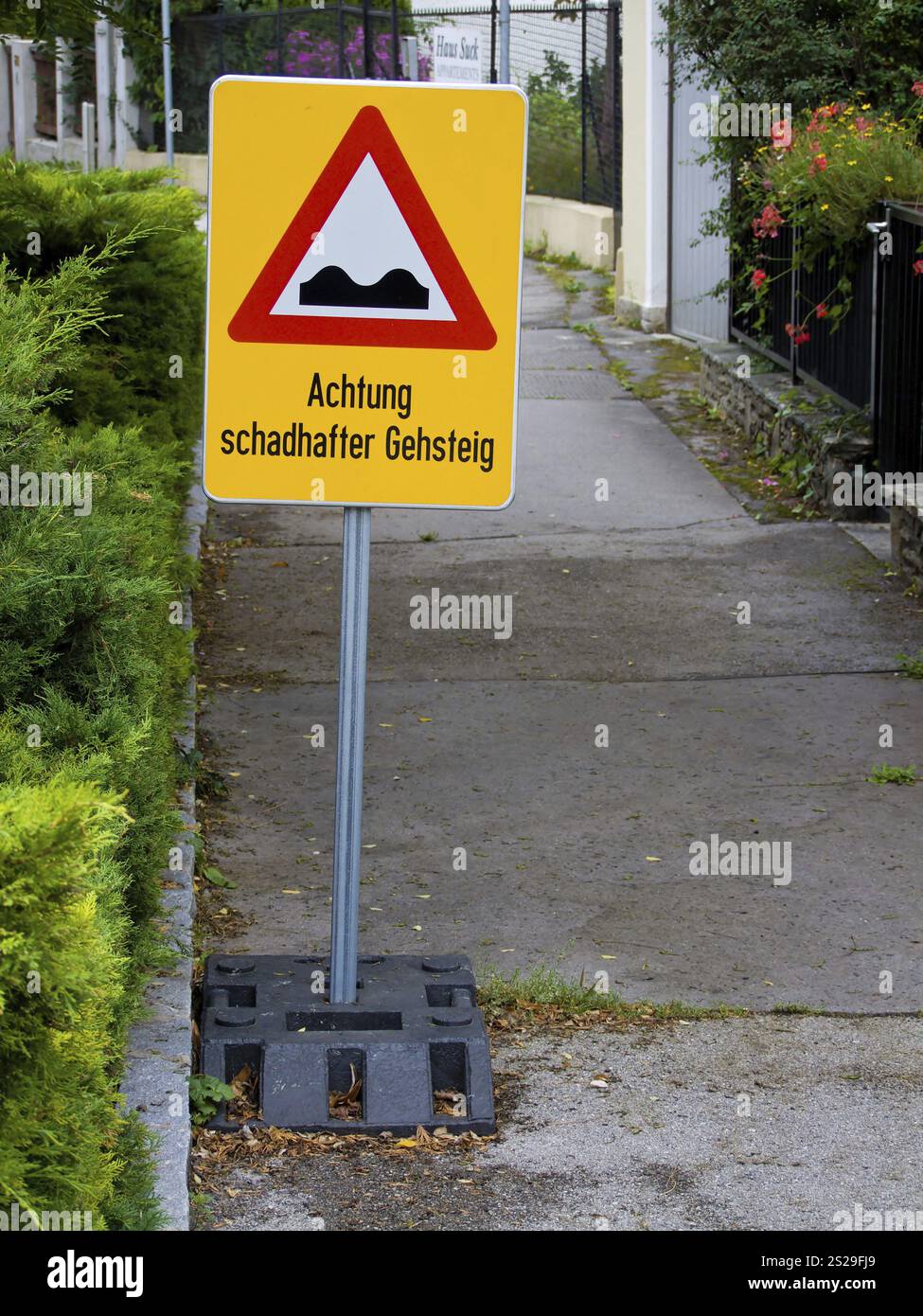 Sign signs damage warning warnings hi-res stock photography and images ...