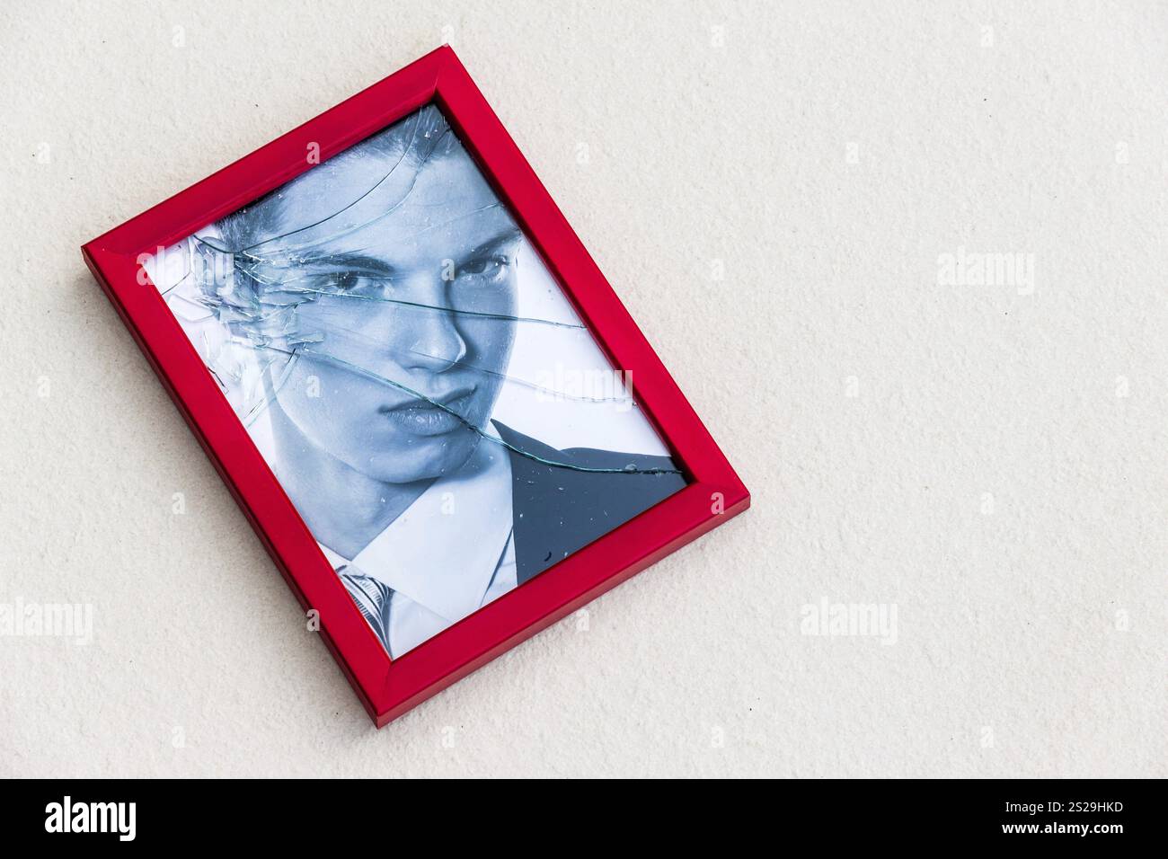 Broken picture frame. Symbolic photo for divorce, separation and ...