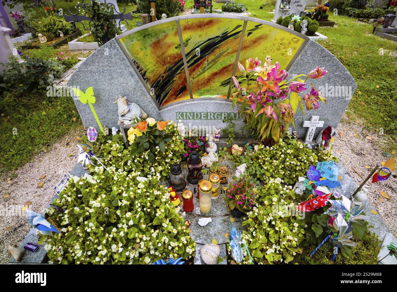 At a childs grave hi-res stock photography and images - Alamy